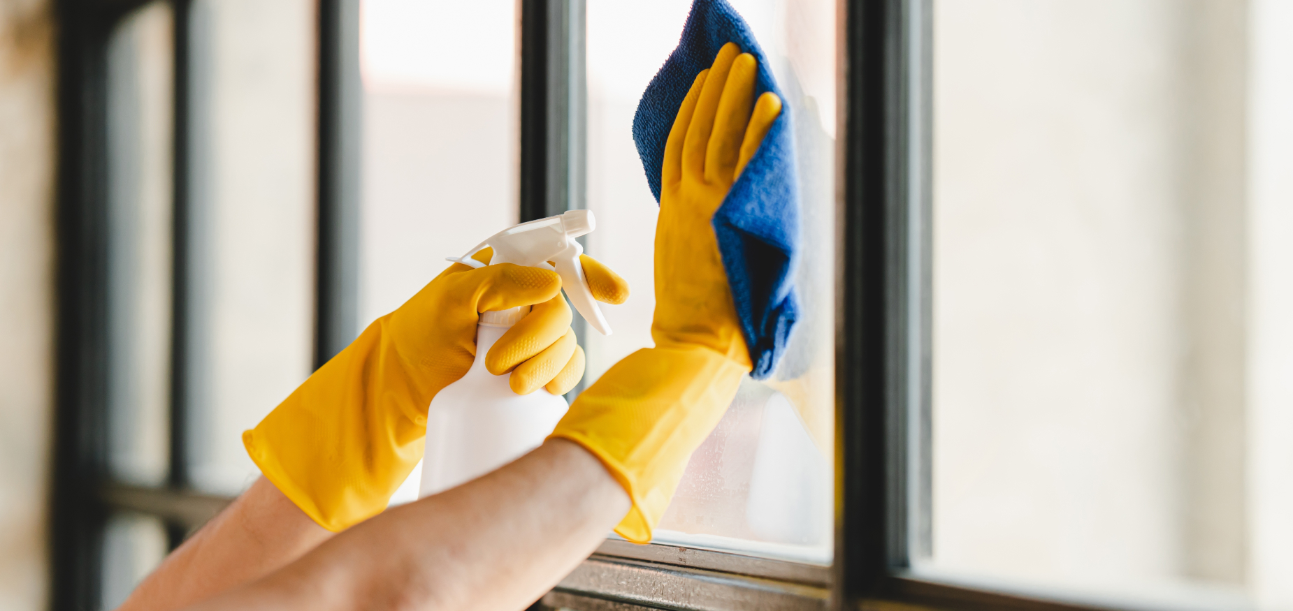 Les astuces pour nettoyer les vitres sans trace • B'Plast, menuiserie ...